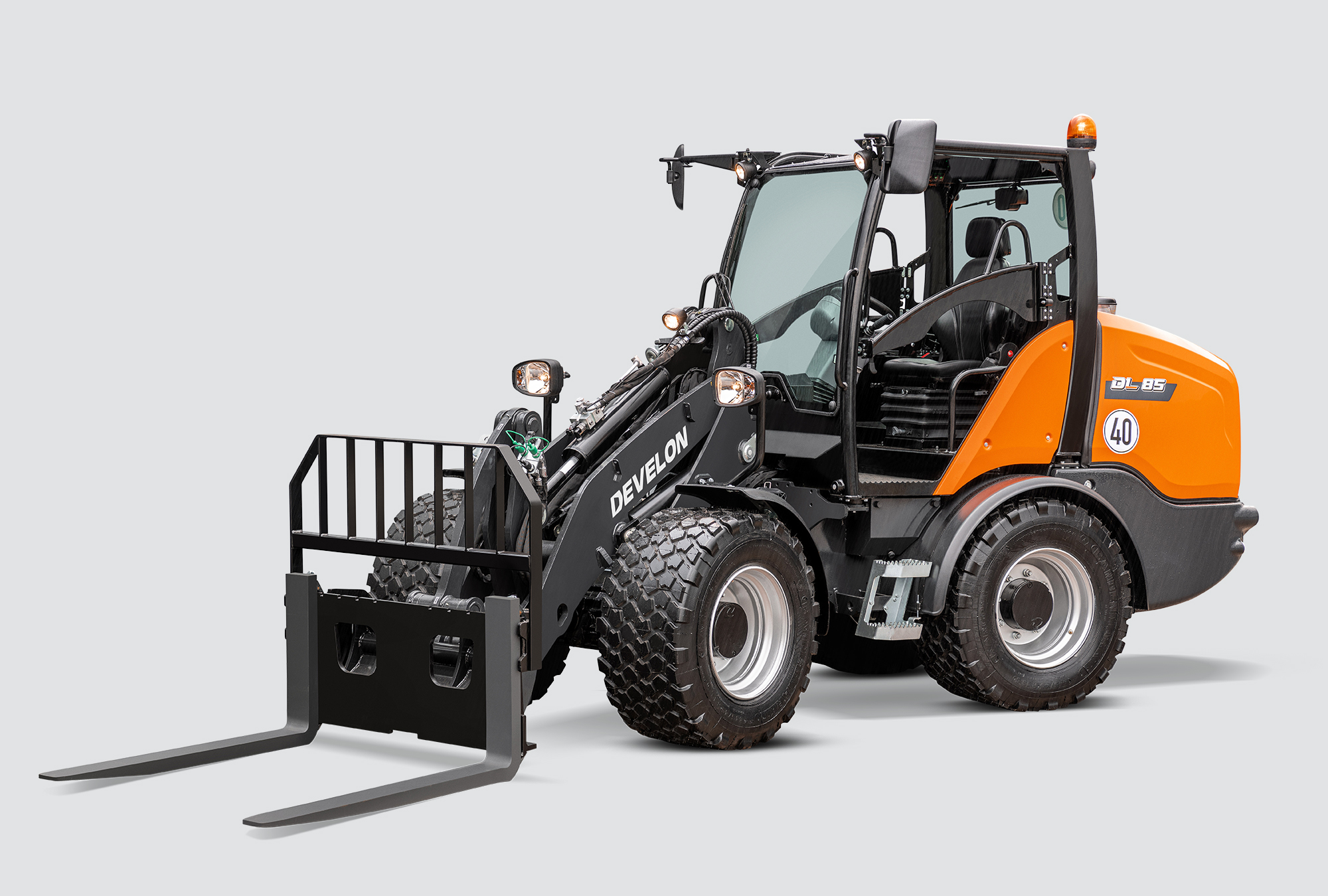 Pallet Forks- Compact Wheel Loaders | Develon Deutschland